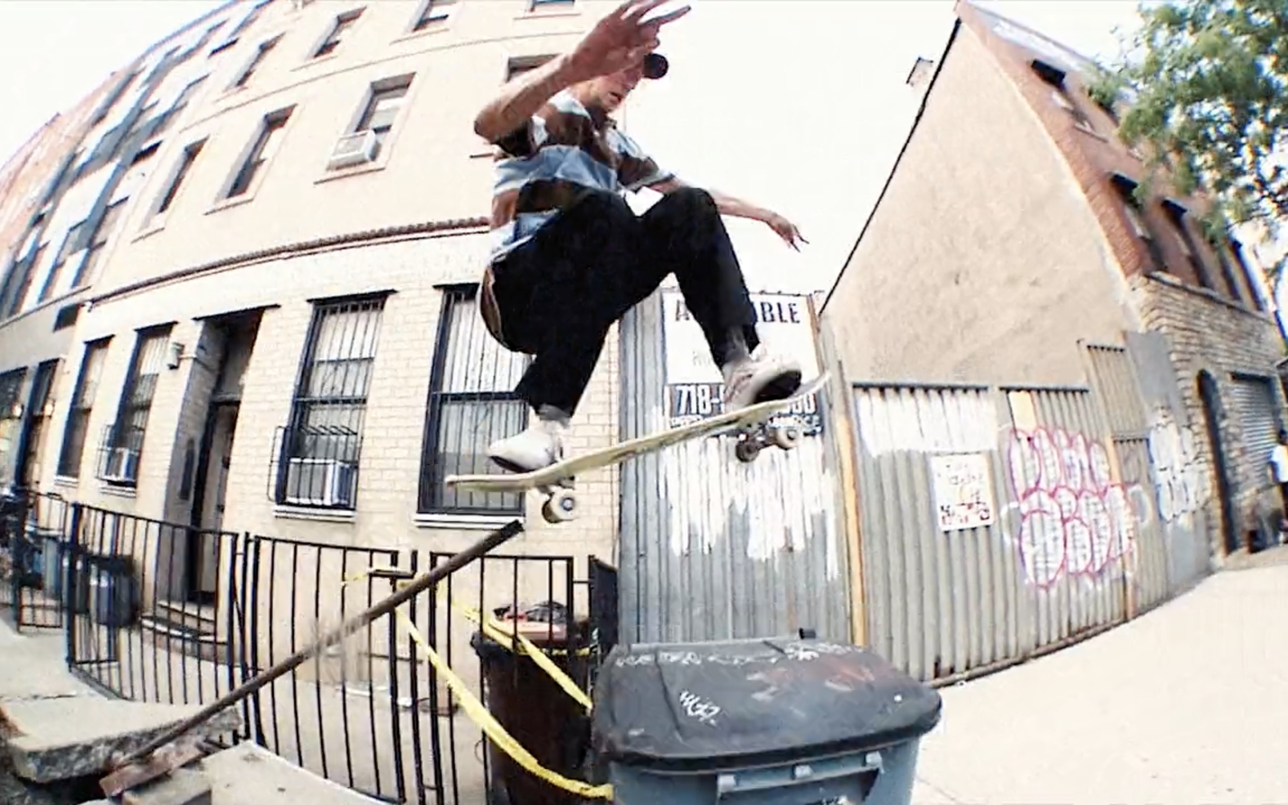 Noah - JOLIE ROUGE – place.tv